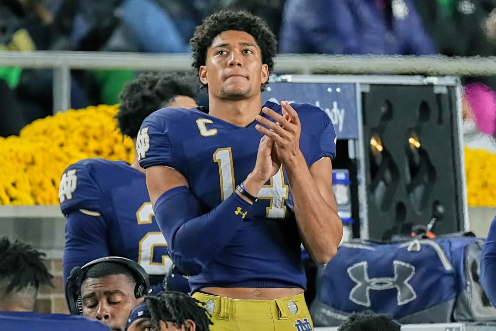 Notre Dame's Kyle Hamilton Showing Leadership Through Injury // UHND.com